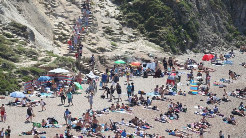 Bournemouth beach: 'Major incident' as thousands flock to coast - BBC News