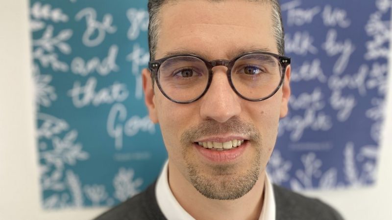 Free Gloucester eye clinic helps homeless and vulnerable - BBC News