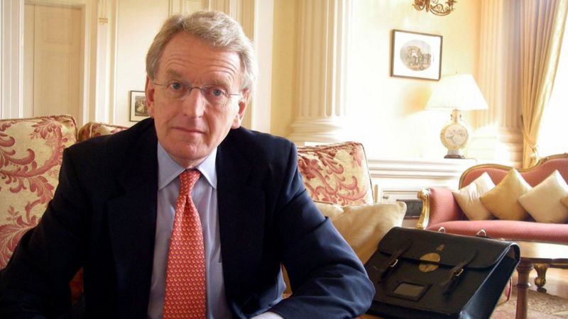 Sir Christopher Meyer attacked at Tube station - BBC News