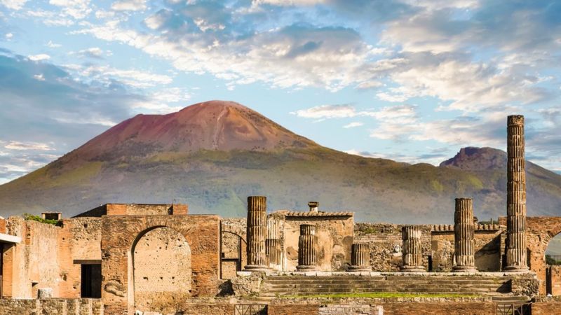 Pompeii: Sheep eat grass to protect ancient ruins - BBC Newsround