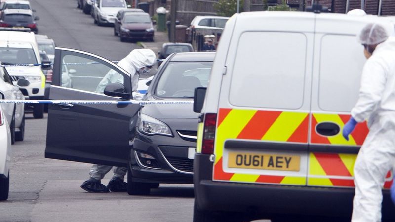 Cars searched in Luton murder inquiry - BBC News