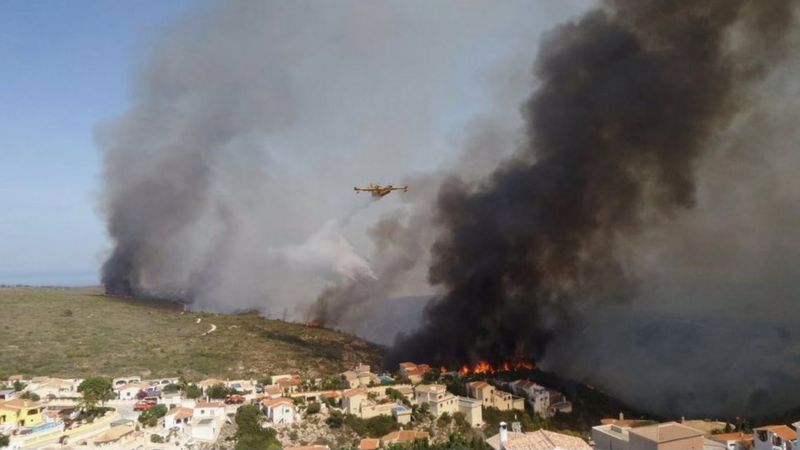 Spain forest fires force evacuation of residents and tourists - BBC News