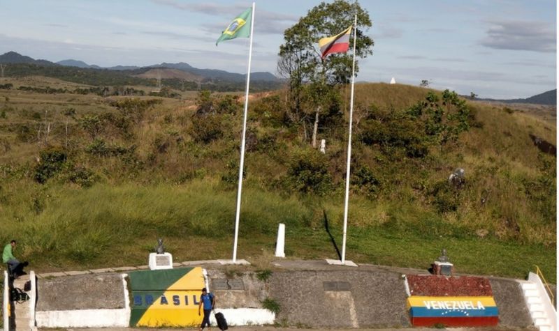 Venezuela crisis: Brazil briefly shuts border to migrants - BBC News