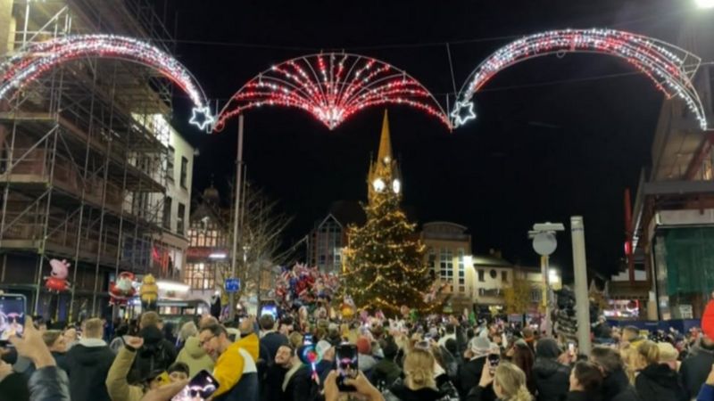 Leicester lights switch-on: Thousands of bulbs light up city - BBC News