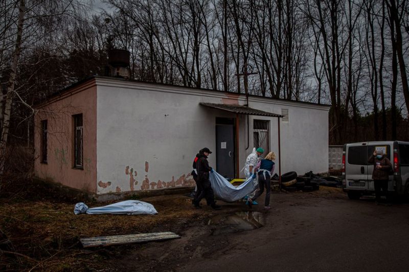Collecting the dead in Bucha - BBC News