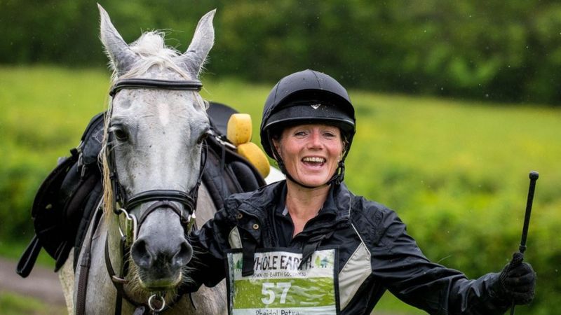 Man v Horse: Hundreds gather in Llanwrtyd, Powys for event - BBC News