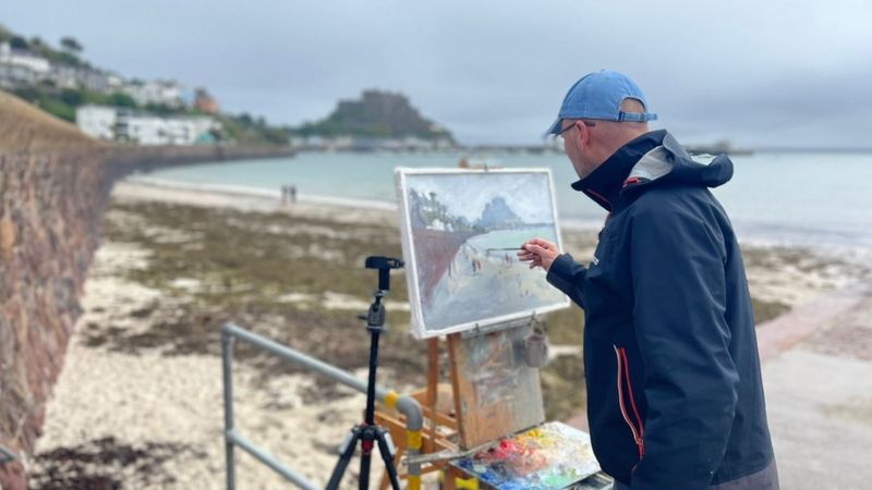 Artist captures Jersey residents in seaside painting - BBC News