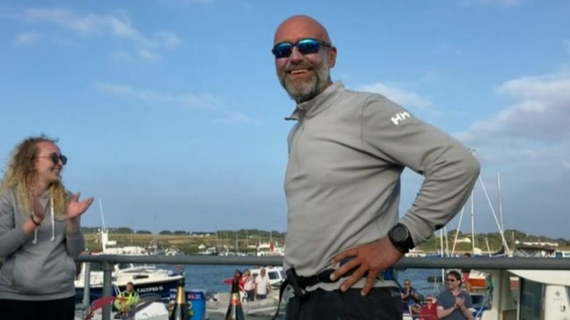 Former marine completes unsupported Atlantic row - BBC News