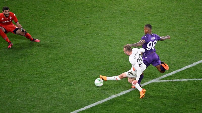Europa Conference League: West Ham beat Fiorentina to lift trophy - BBC Newsround