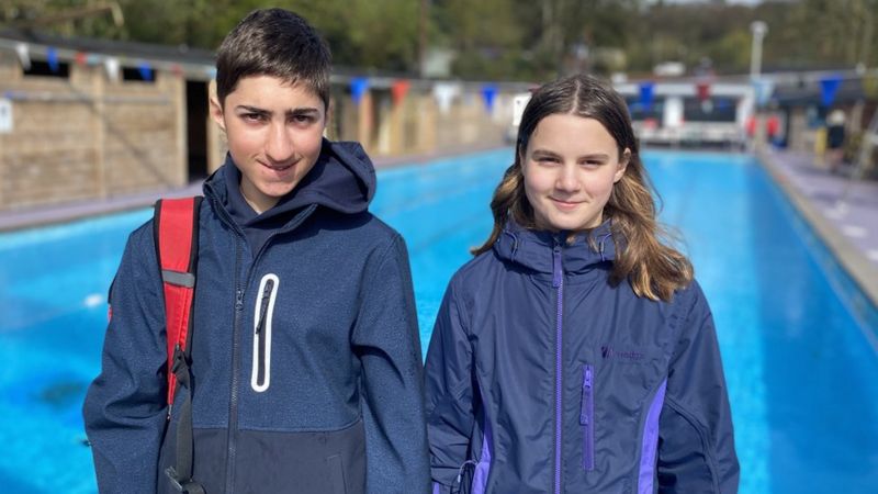 Somerset teenagers train for English Channel swim to save pool - BBC News