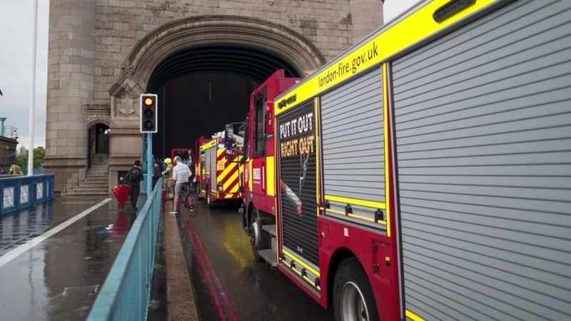 London's Tower Bridge reopens after technical failure - BBC News