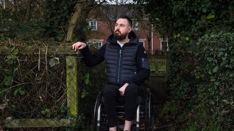 Manchester attack: The little-known people who helped save lives - BBC News