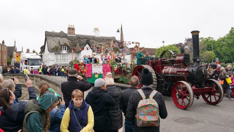 Spalding Flower Parade returns with millions of tulips on show - BBC News