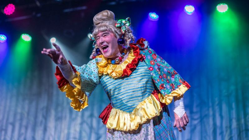 Frome man celebrates final panto after 70 years on stage - BBC News
