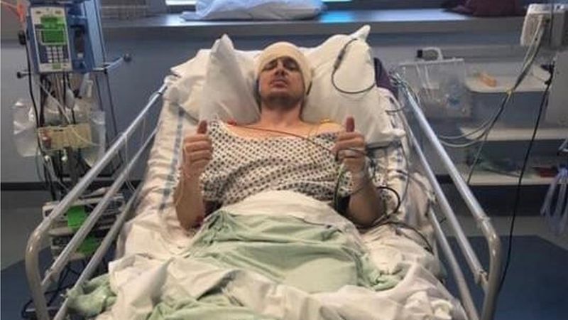 Grimsby brain tumour survivor makes women's cricket pledge - BBC News