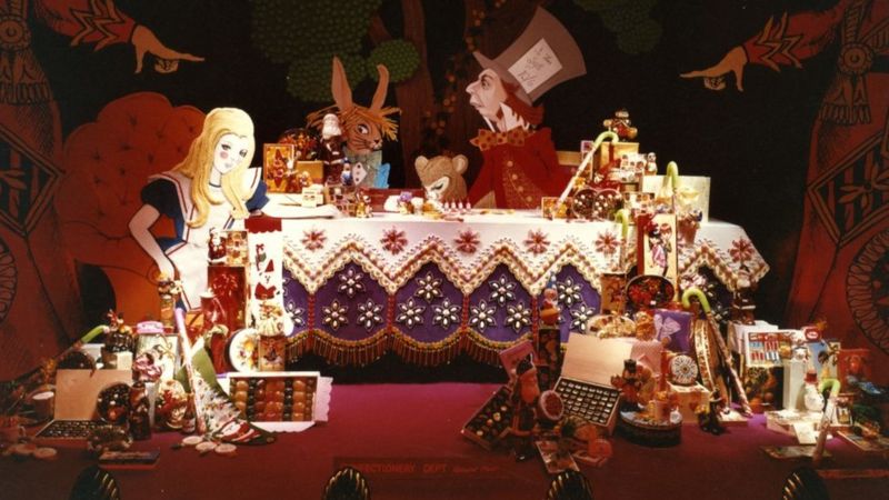 The art of the Christmas window display - BBC News