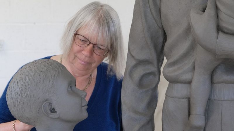 Trevor Chadwick: Statue of 'Purbeck Schindler' put up in Swanage - BBC News