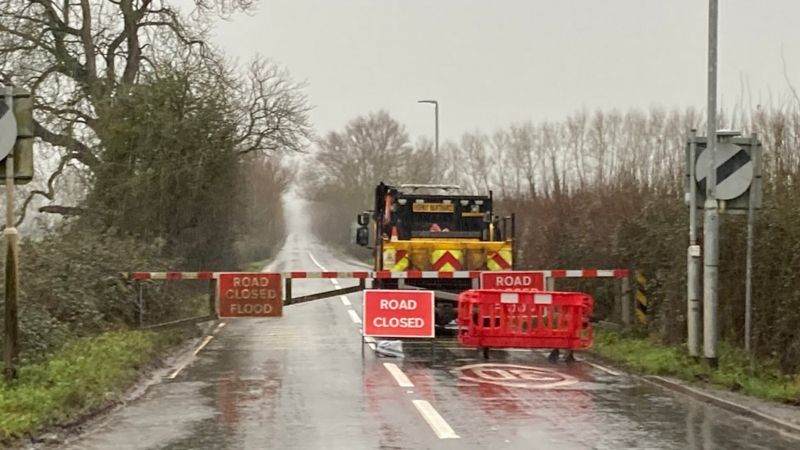 A361 closure: Major Somerset route shut after flood warnings - BBC News