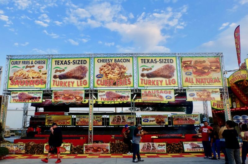 The State Fair of Texas: Burgers, dogs and deep-fried everything - BBC News
