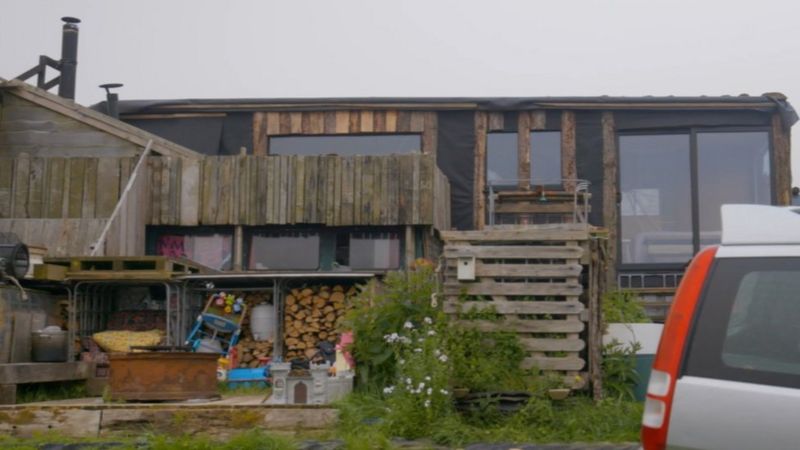 The family-of-four living off-grid - BBC News