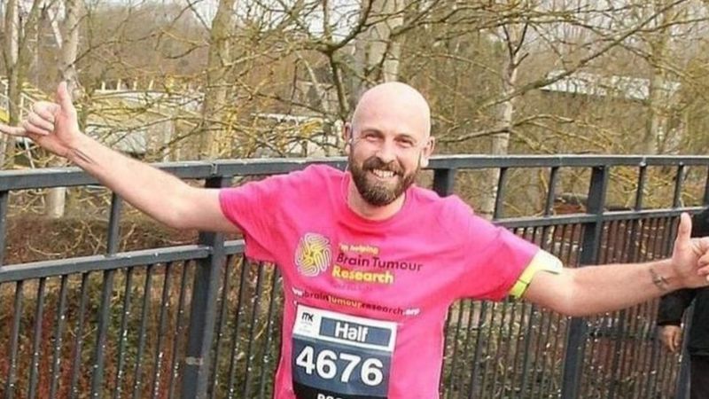 St Neots man's marathon challenge in memory of best friend - BBC News
