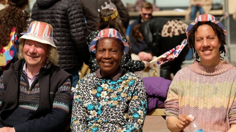 Big screens across North East draw well-wishers for Coronation - BBC News