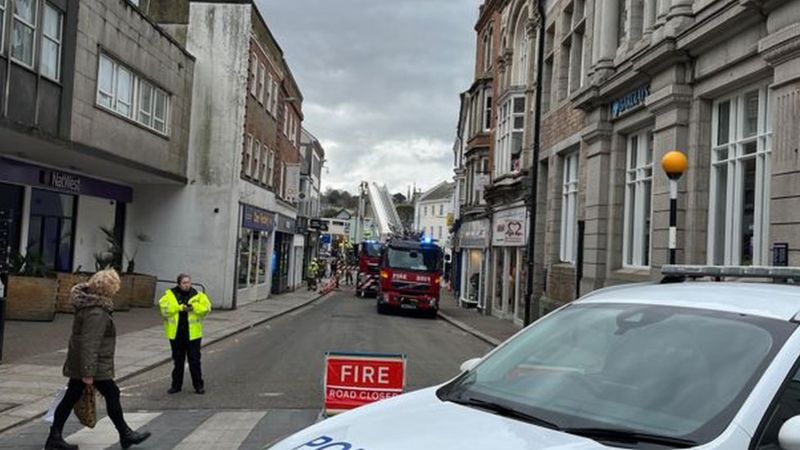 Truro shoppers tell of 'unsafe building' shutdown - BBC News