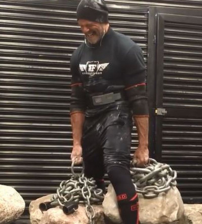 Gladiators star smashes Dinnie Stones record - BBC News