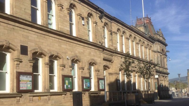 Labour and Lib Dems to run 'hung' Pendle Council - BBC News