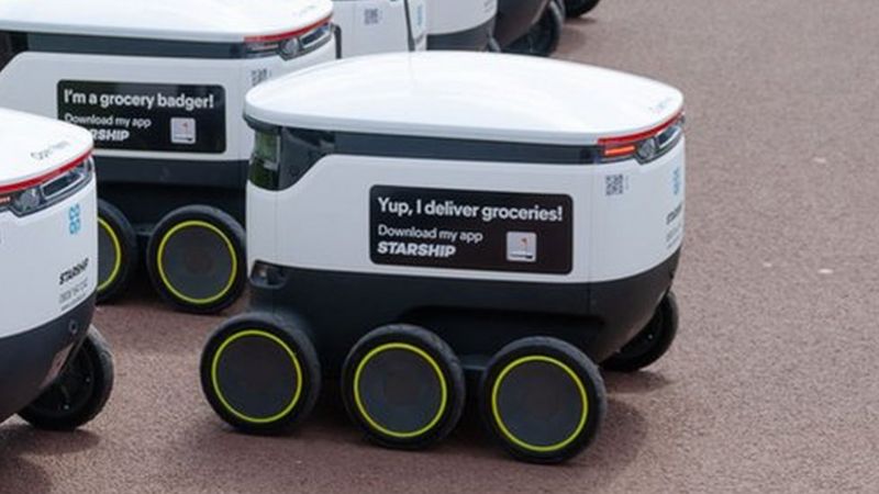 Cambridge delivery robots form orderly queue at traffic lights - BBC News