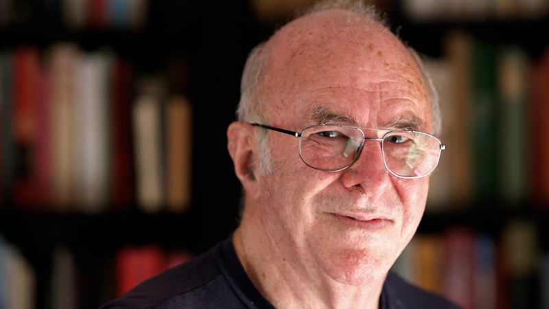 Clive James: Australian broadcaster and author dies aged 80 - BBC News