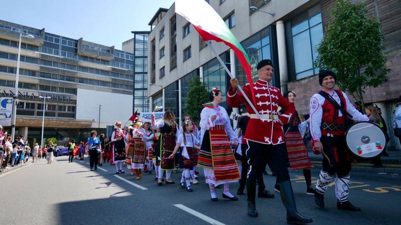 Coventry City of Culture: Colourful carnival celebrations - BBC News