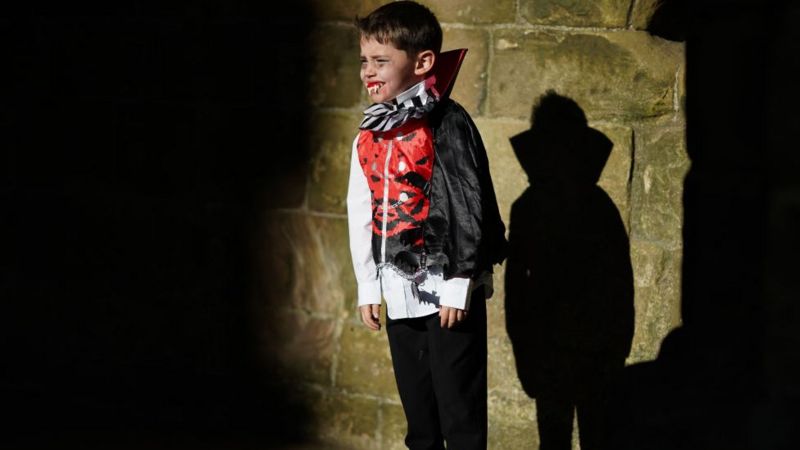 World record attempt for biggest gathering of vampires - BBC Newsround