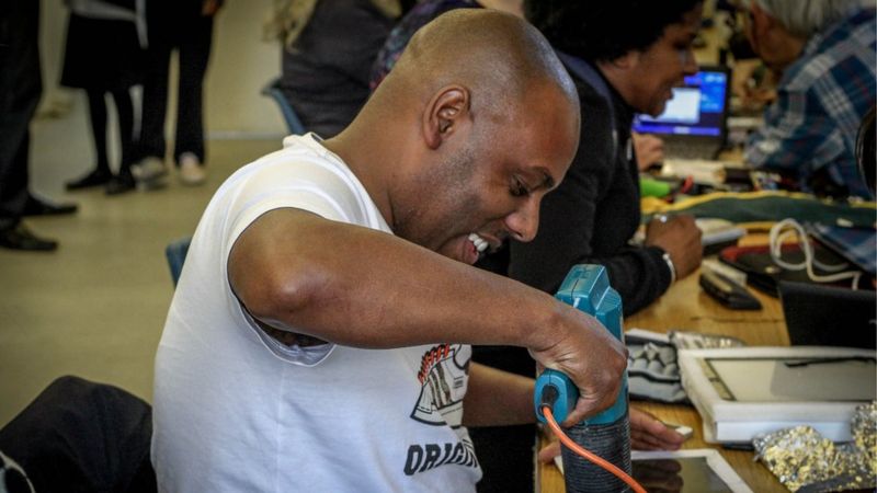 How to fix some of your own broken gadgets - BBC News