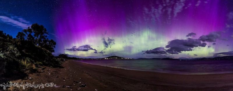 Aurora Australis: Solar flares light up Australian skies - BBC News