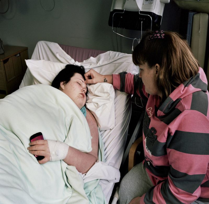 Obesity and bullying: Teenagers' lives captured by photographer - BBC News