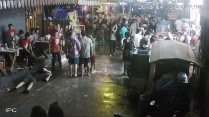 Family knocked out in Thai street attack - BBC News