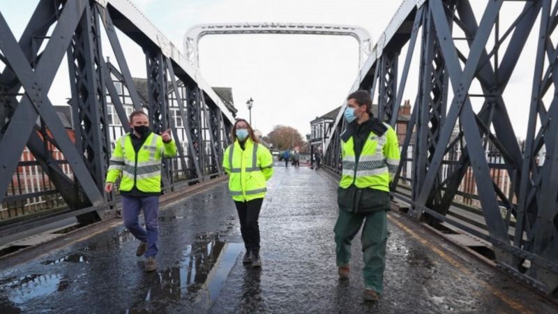 Northwich flood defences 'worked' as storm swept across town - BBC News