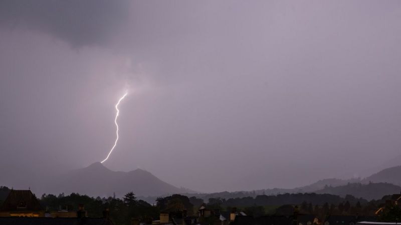 In Pictures: Lightning pierces UK skies - BBC News