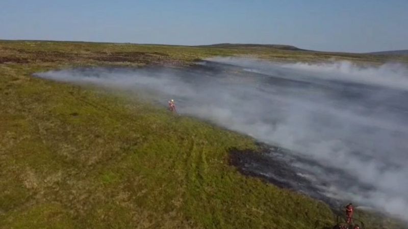 Marsden Moor fire: Public urged to stay away from scene - BBC News