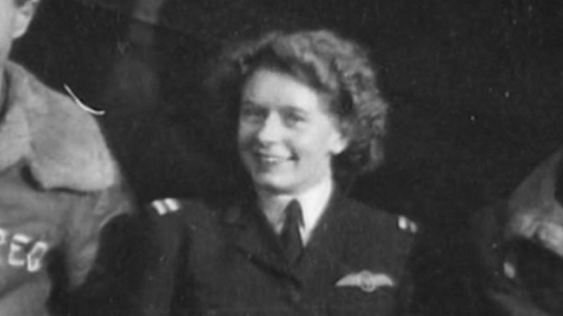 WW2 Spitfire pilot Mary Ellis dies - BBC News