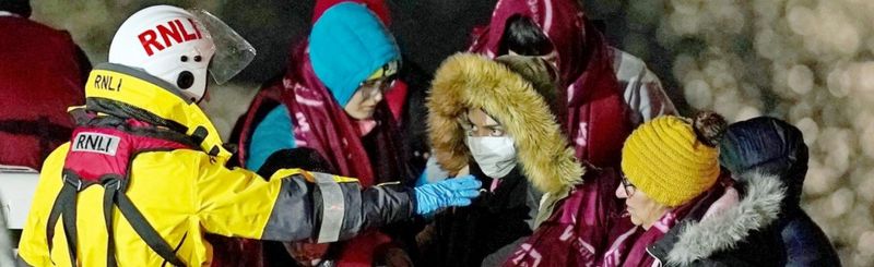 Channel deaths: More boats arrive after 27 people drown - BBC News