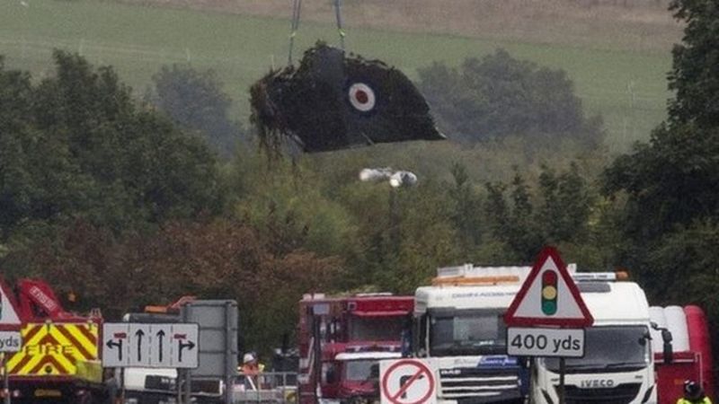 Shoreham air crash victims' families continue search - BBC News