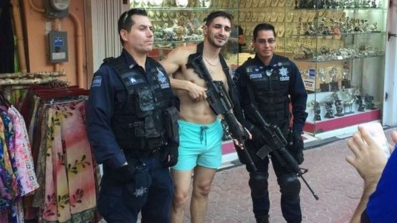Mexico police probe armed robbery of German tourists - BBC News