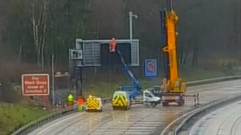 M27: Lorry driver dies after crash near Southampton - BBC News