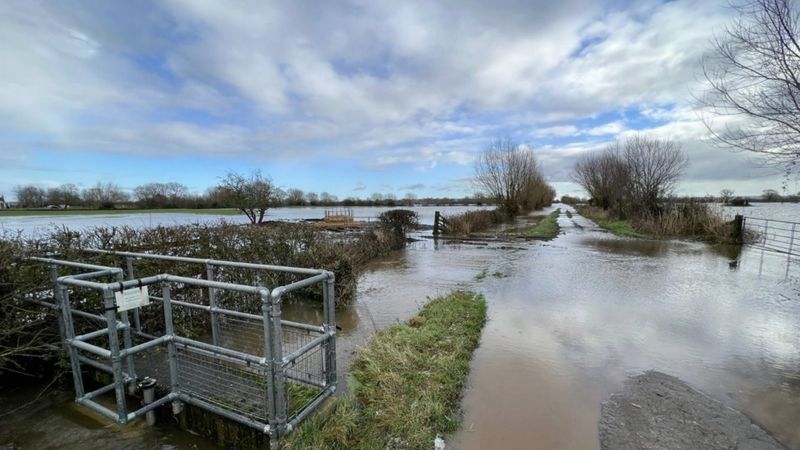 Wiltshire's main A303 road shut after flooding - BBC News