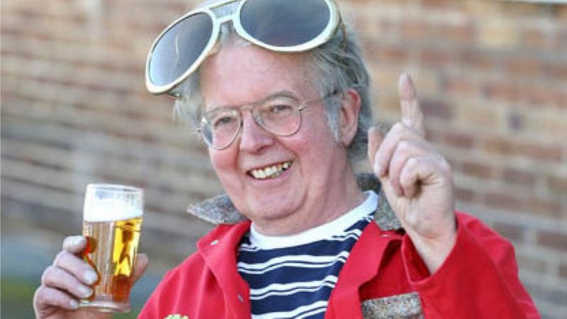 Dave Bishop: Man behind Bus Pass Elvis political party dies - BBC News