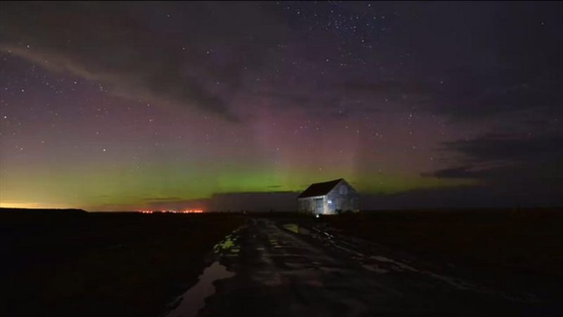 Norfolk: 'Best display' of Northern lights captured over county - BBC News