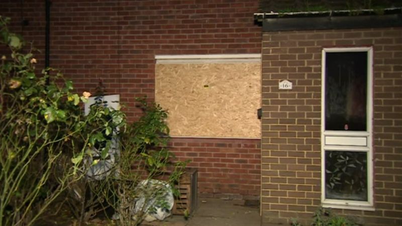 Hendon fire: Woman dead and man taken to hospital - BBC News