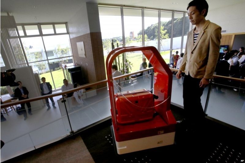 Five things about Japan's robot hotel - BBC News